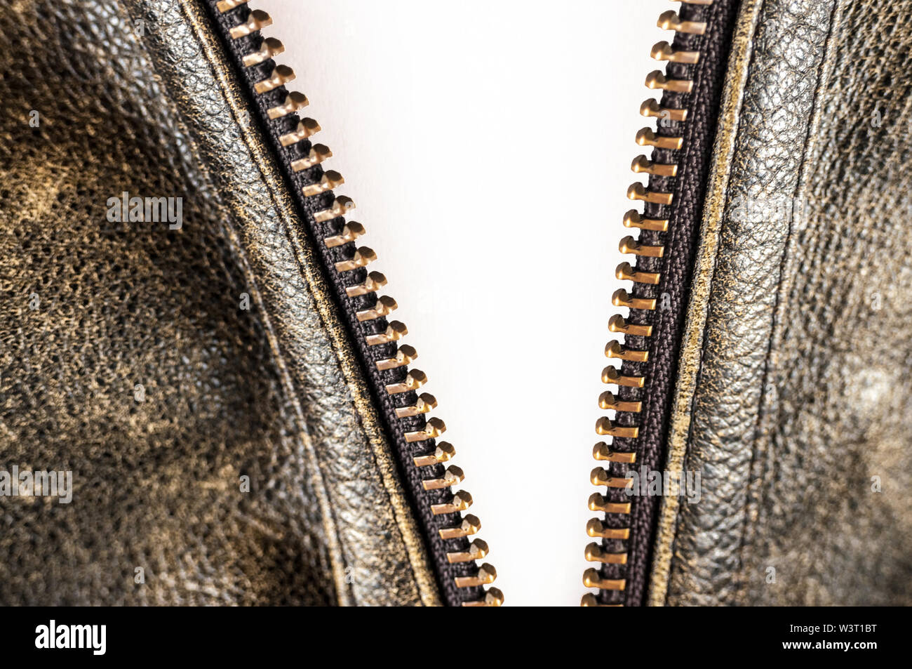 macro of zipper on light brown leather Stock Photo - Alamy