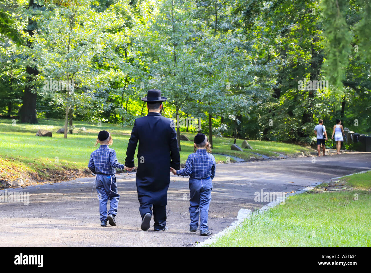 Hasidic children hi-res stock photography and images - Alamy