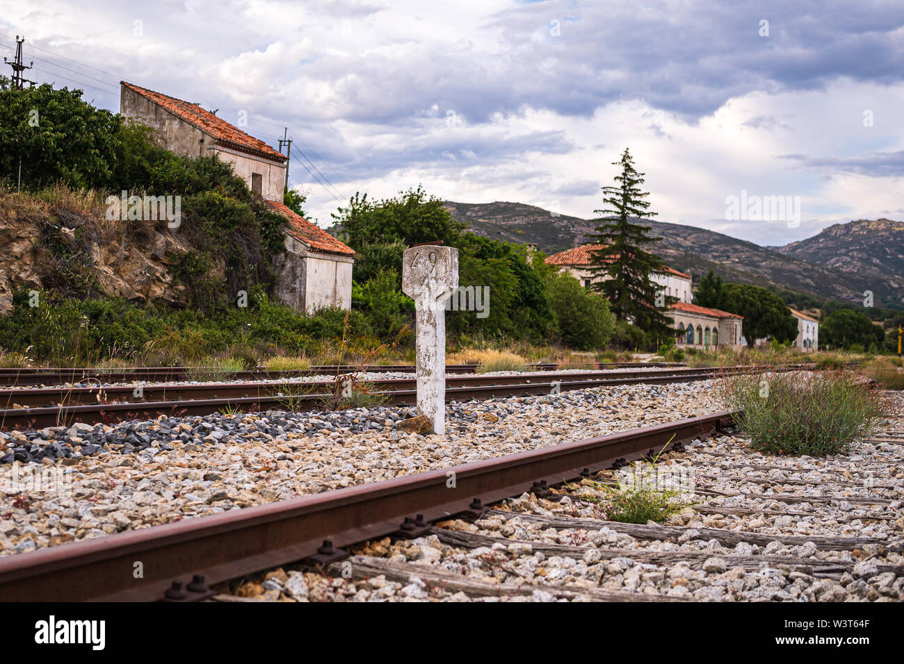 Abandoned railroad crossing sign hi-res stock photography and images ...