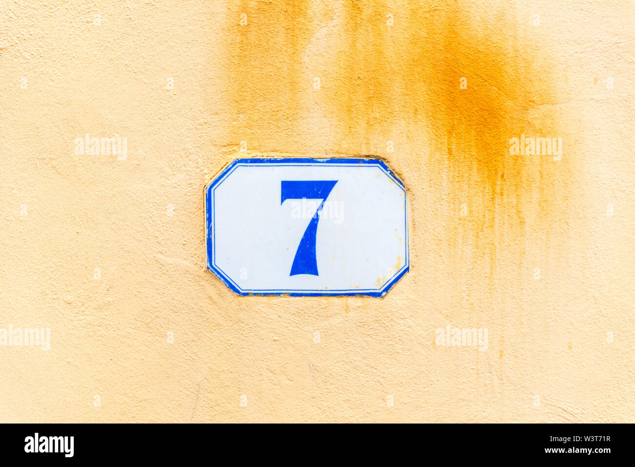 Number seven on a wall of a house hi-res stock photography and images ...