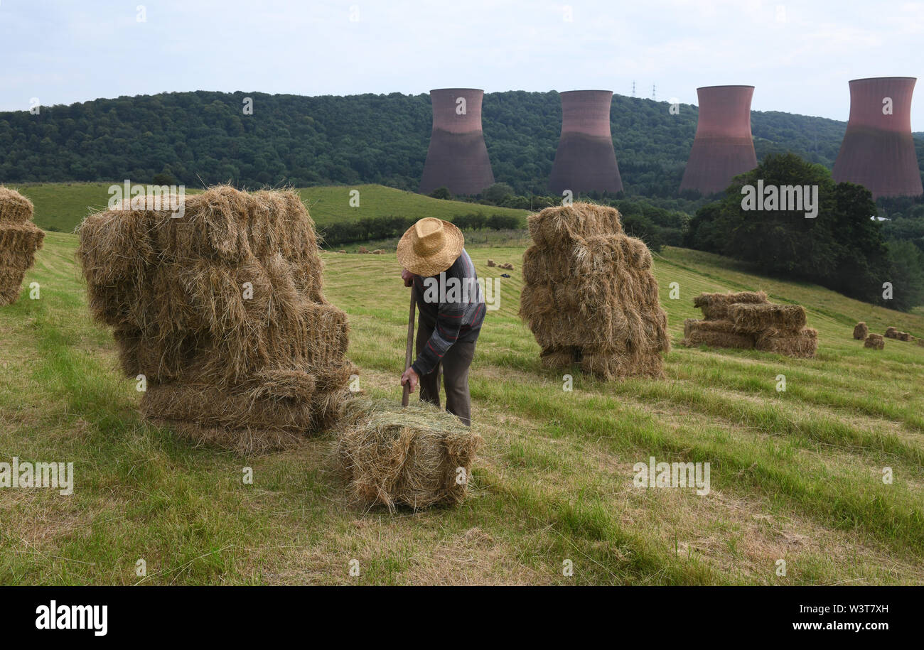 Stacking hay hi-res stock photography and images - Alamy