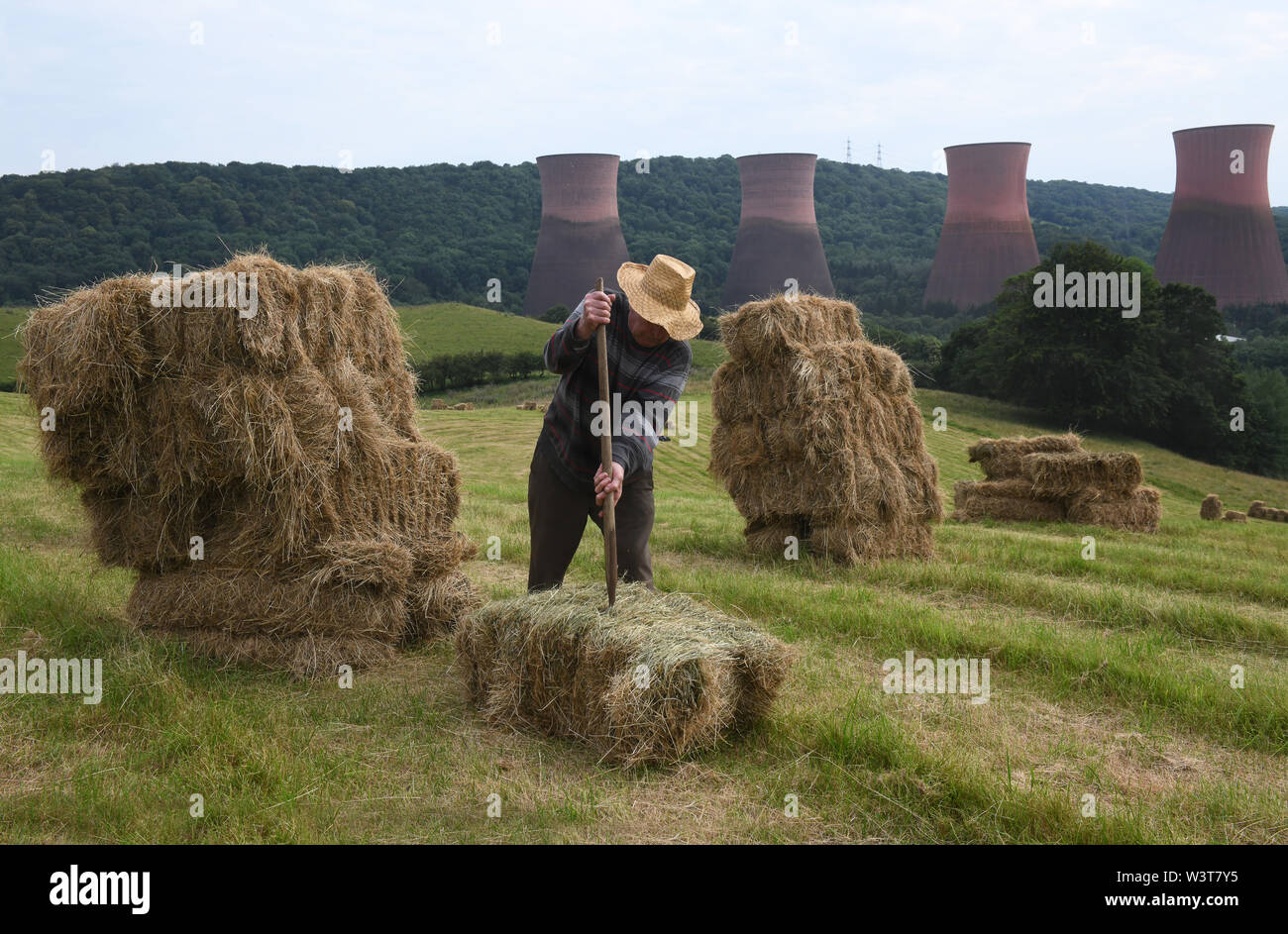 Stacking hay hi-res stock photography and images - Alamy