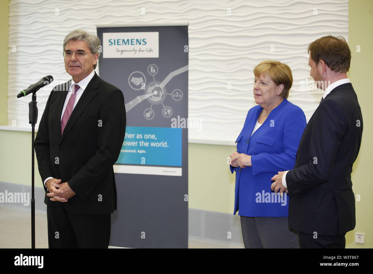 Michael Kretschmer, Bundeskanzlerin Angela Merkel und Ronald Schmidt ...