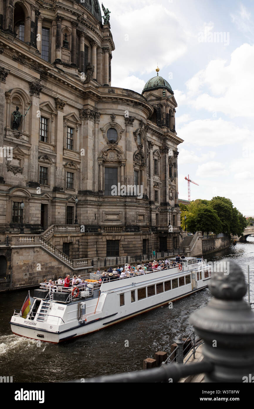 A tour boat passes by the Berliner Dom (Cathedral) on the Museum Island ...