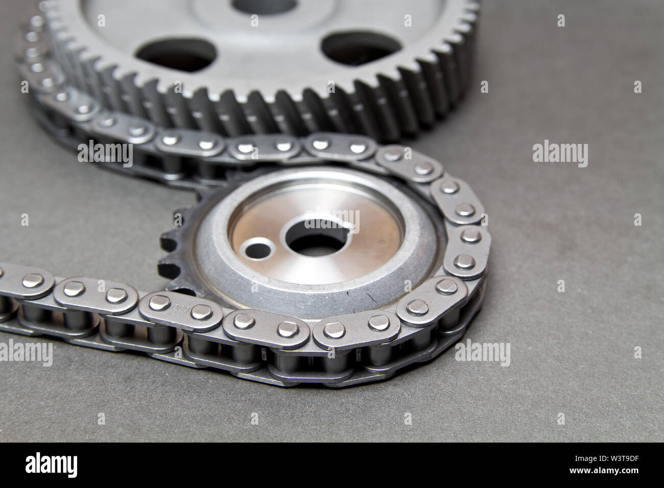 Timing chain and sprockets close-up Stock Photo - Alamy