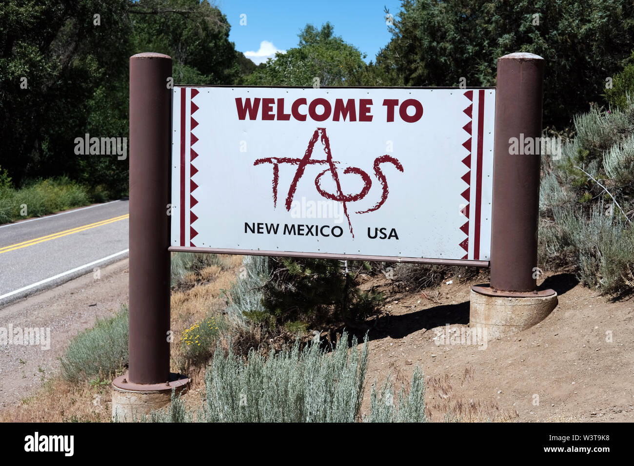 Welcome To Taos, New Mexico sign Stock Photo - Alamy
