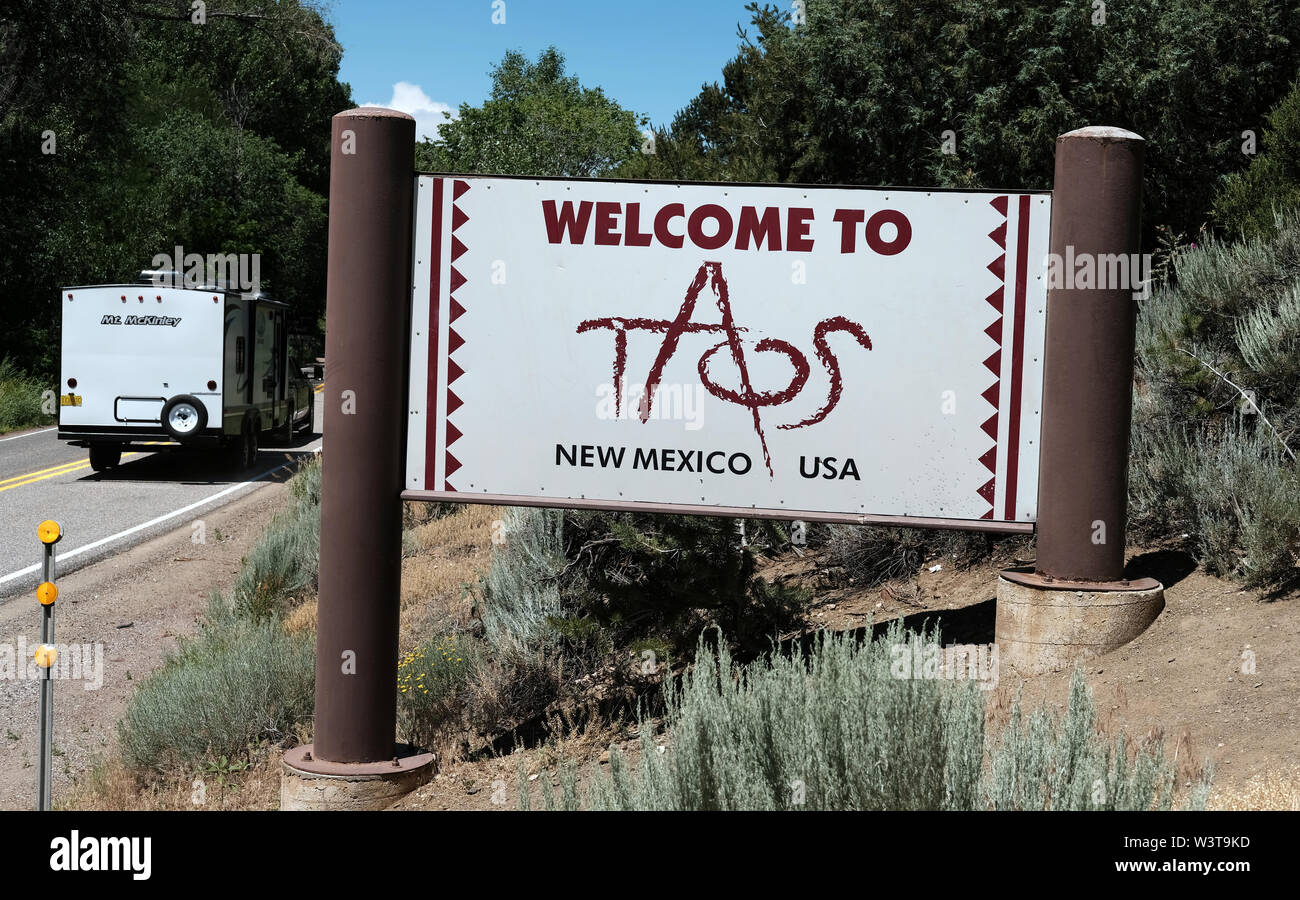 Welcome To Taos, New Mexico sign Stock Photo - Alamy