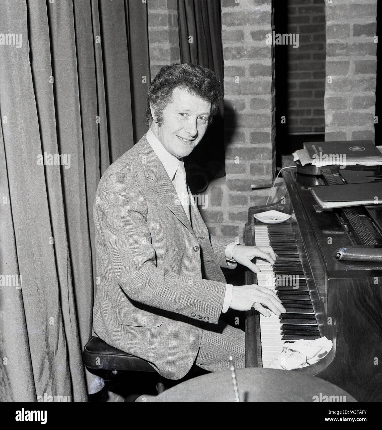 1970s, historical, male piano player with his hands and fingers on the ...