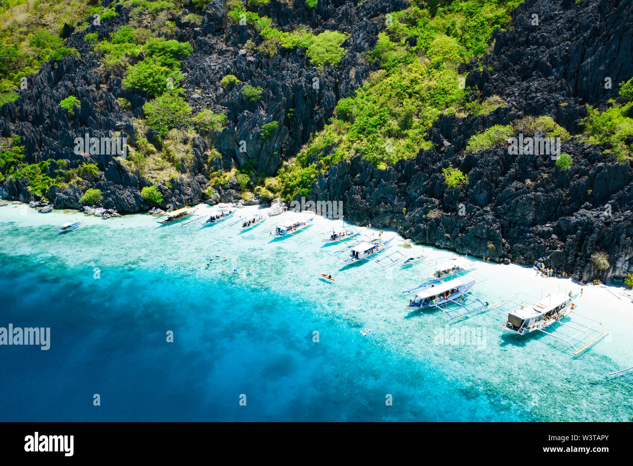 Aerial view of beautiful lagoons and limestone cliffs of El Nido ...
