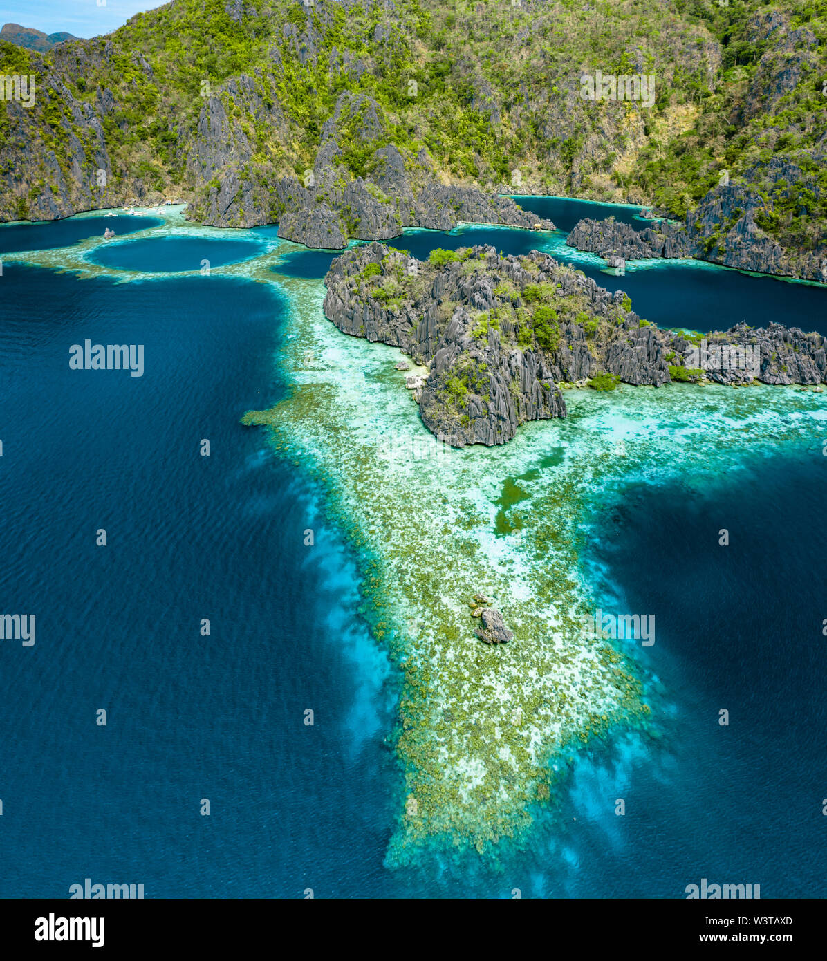 Aerial view of beautiful lagoons and limestone cliffs of Coron, Palawan ...