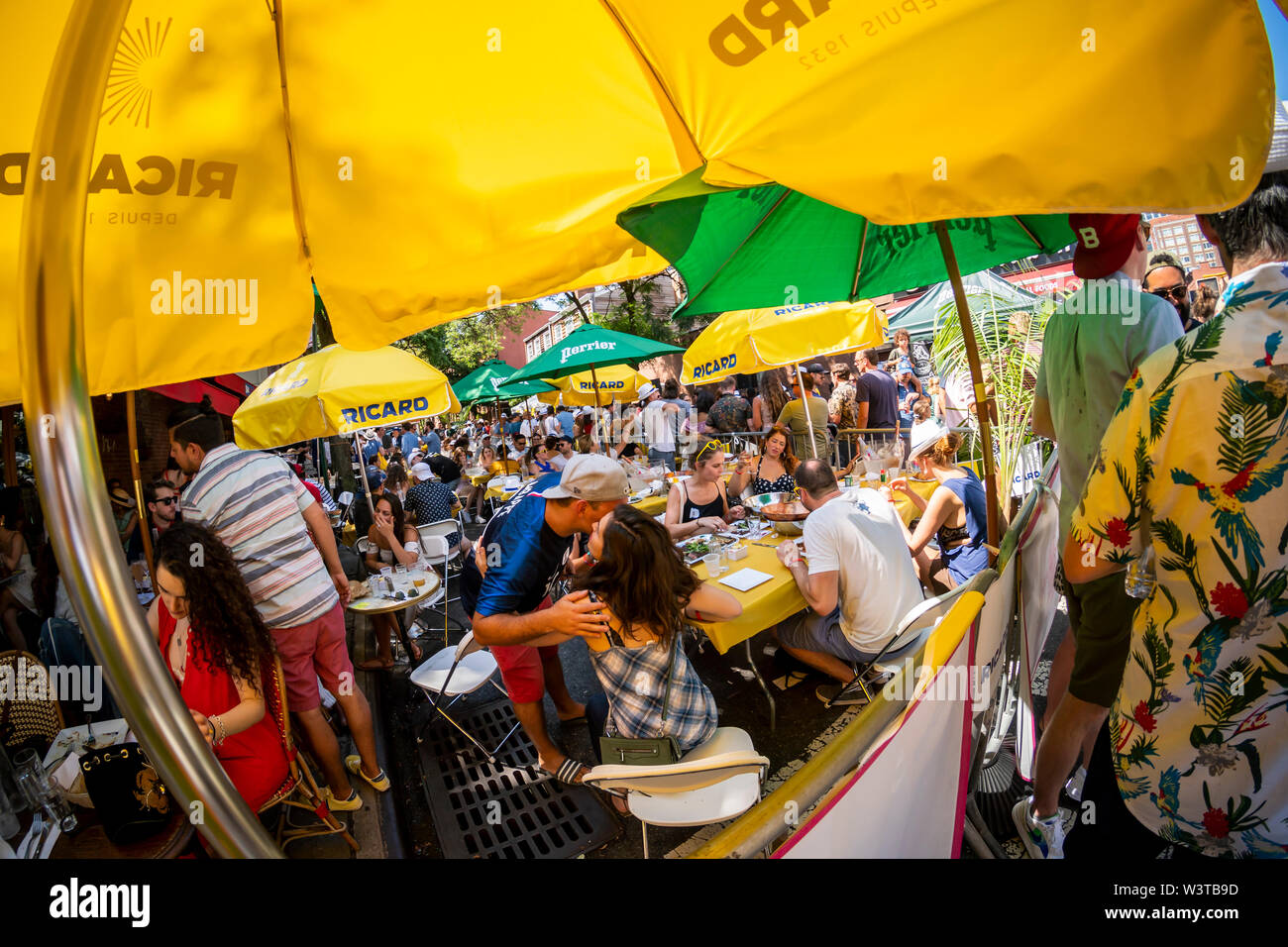 Daytime brunch lunch crowd hi-res stock photography and images - Alamy