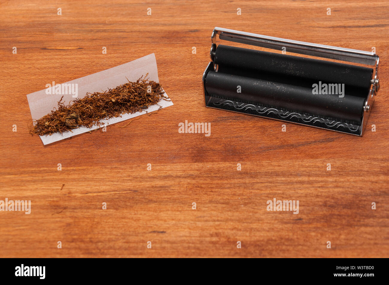 Hand rolling cigarettes hi-res stock photography and images - Alamy