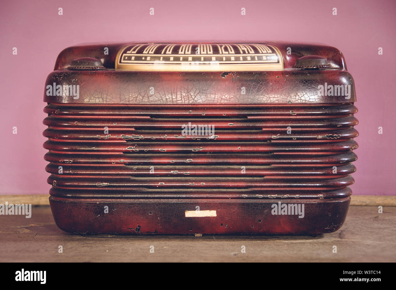 Real old vintage radio with pink colorful background Stock Photo - Alamy