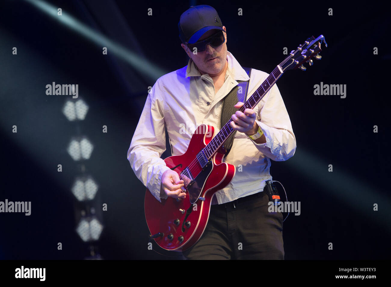 Jez Williams Doves High Resolution Stock Photography and Images - Alamy