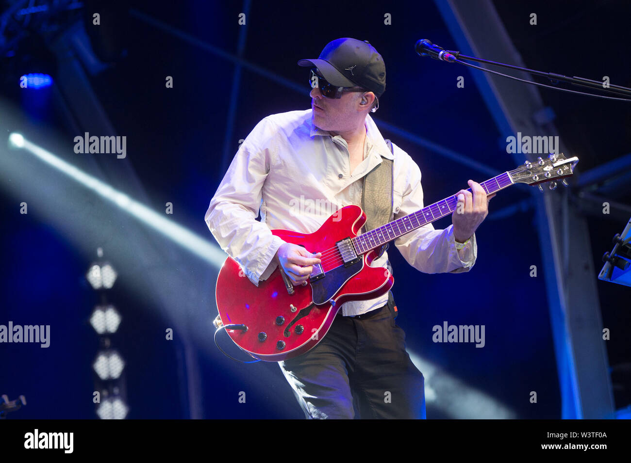 London, England, UK. Guitarist Jez Williams of English rock band Doves ...