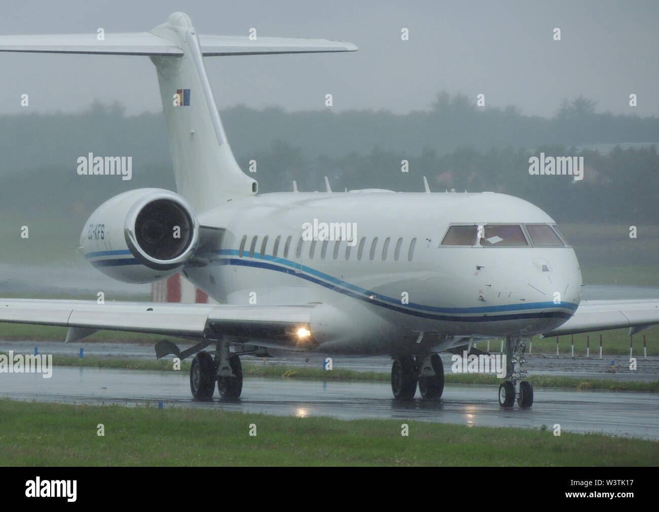 Bombardier bd 700 global express hi-res stock photography and images ...