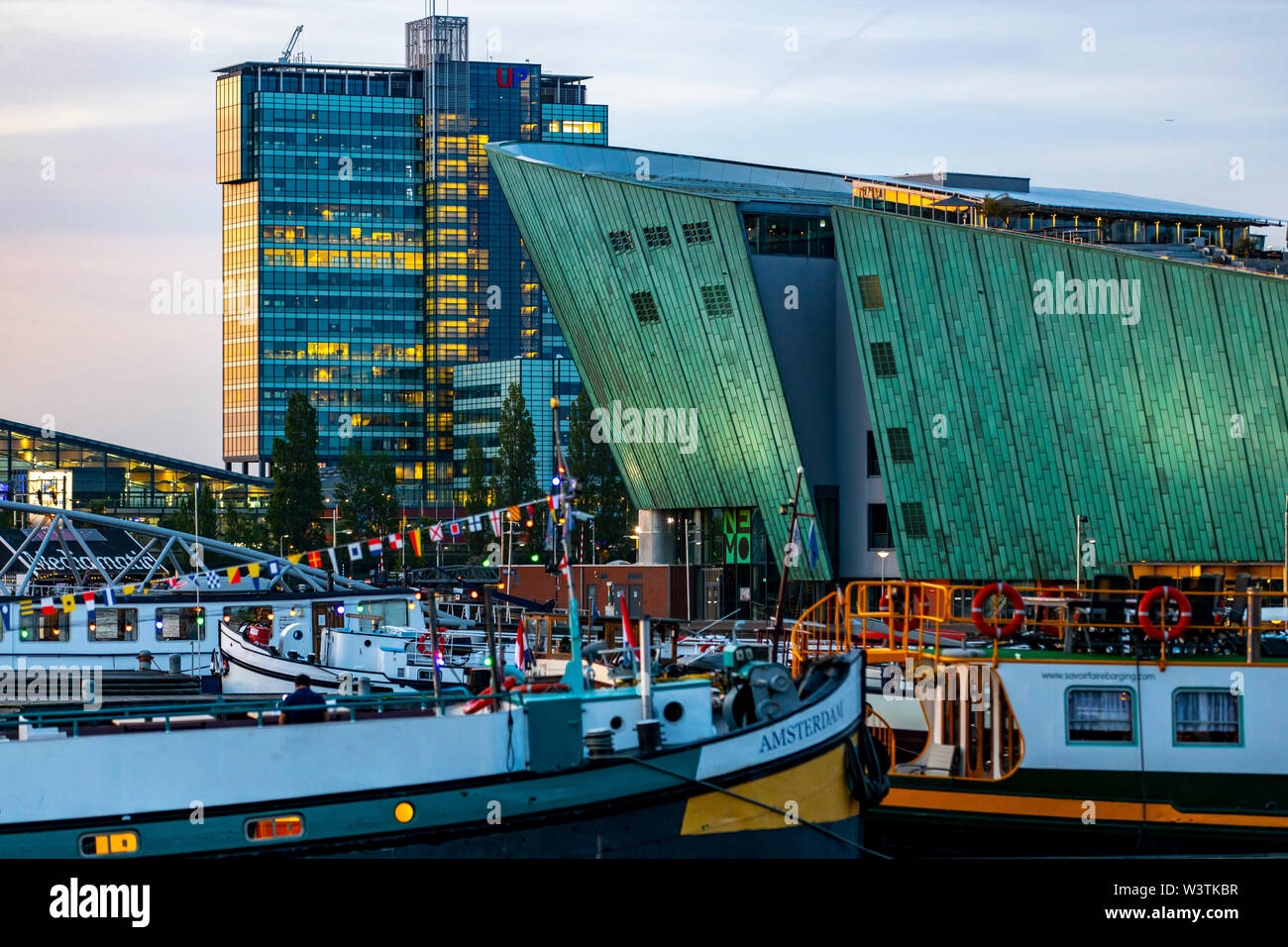 Science museum and downtown skyline hi-res stock photography and images ...