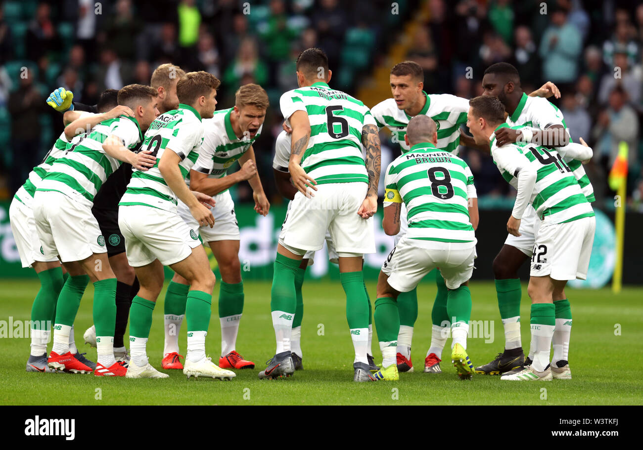 Glasgow celtic huddle hi-res stock photography and images - Alamy