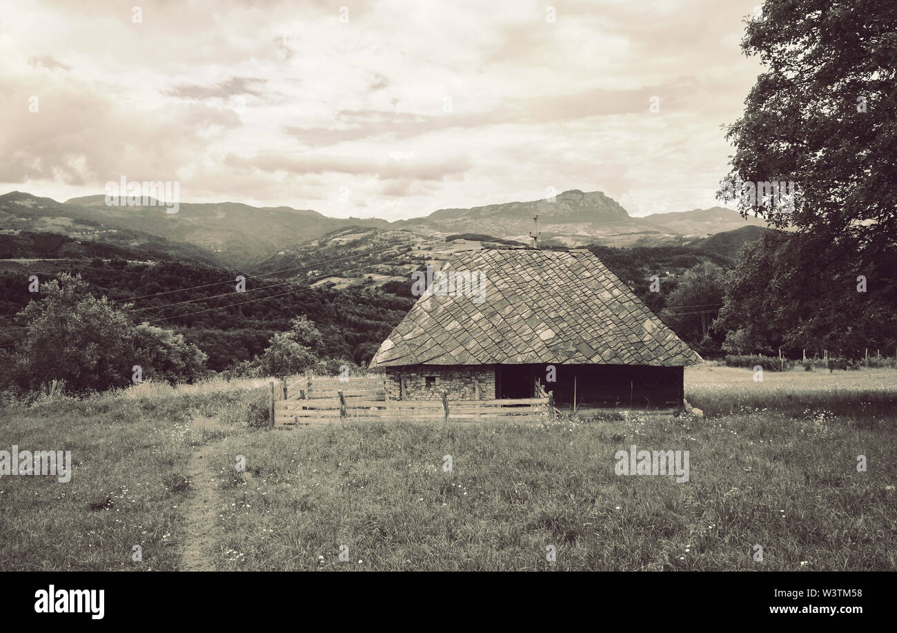 Farmhouse exterior sheep hi-res stock photography and images - Alamy