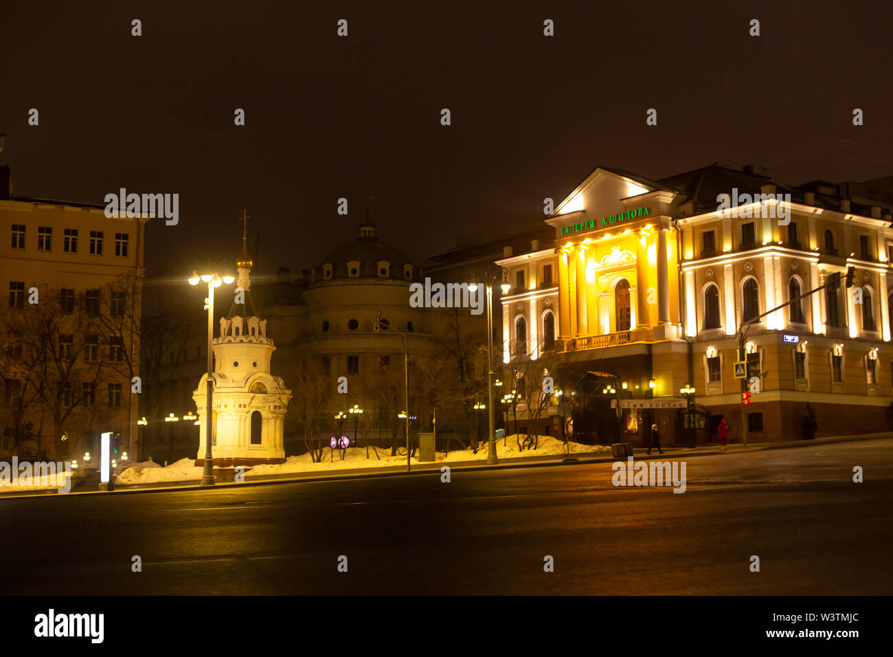 empty streets of the night city with yellow lanterns. Night cityscape ...