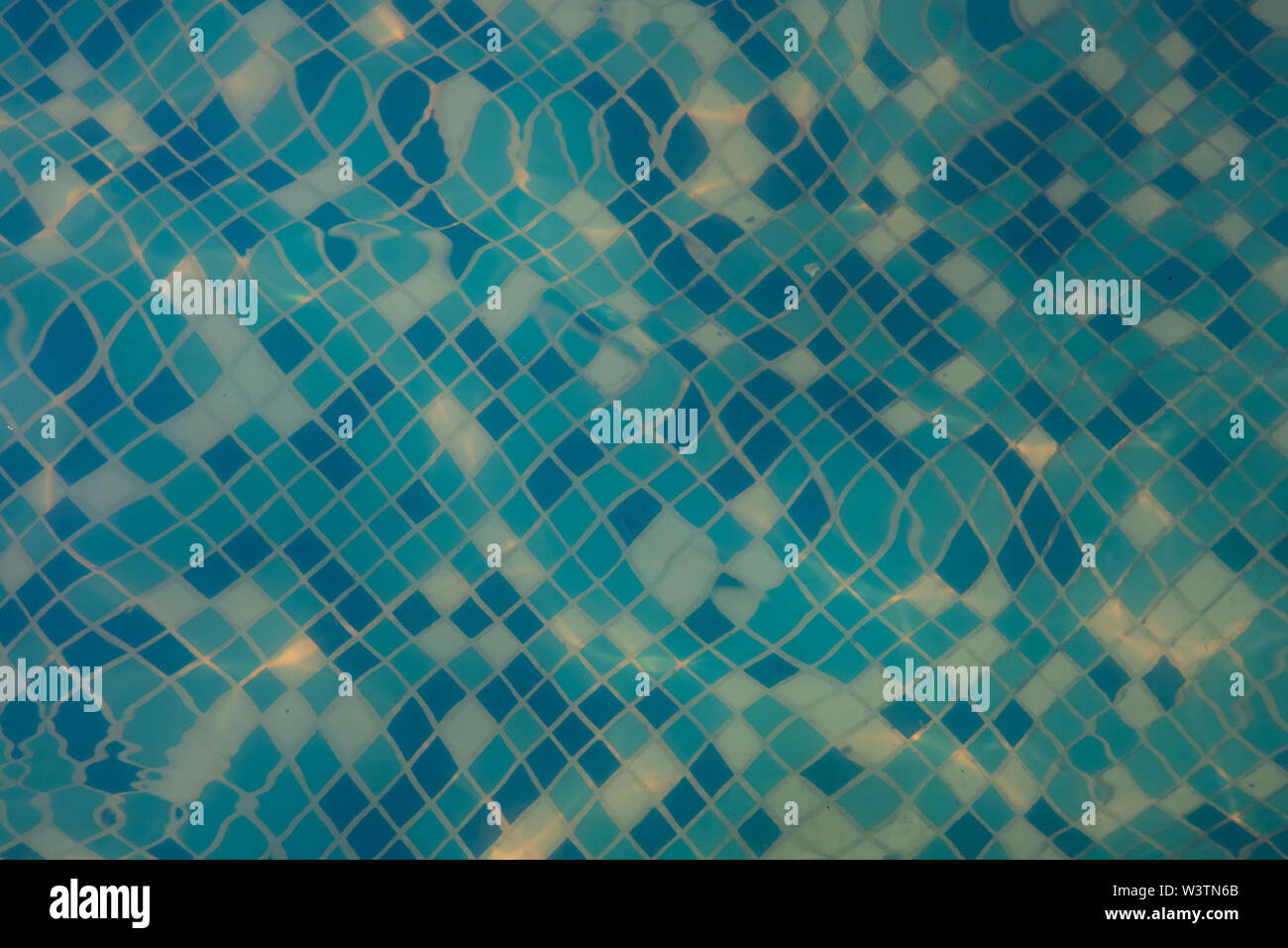 The mosaic is dark blue, blue and white at the bottom of the pool ...