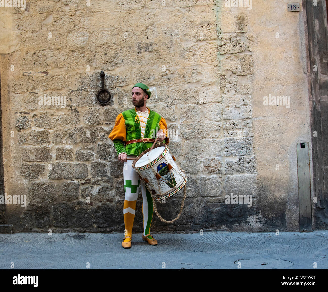 Medieval garb hi-res stock photography and images - Alamy