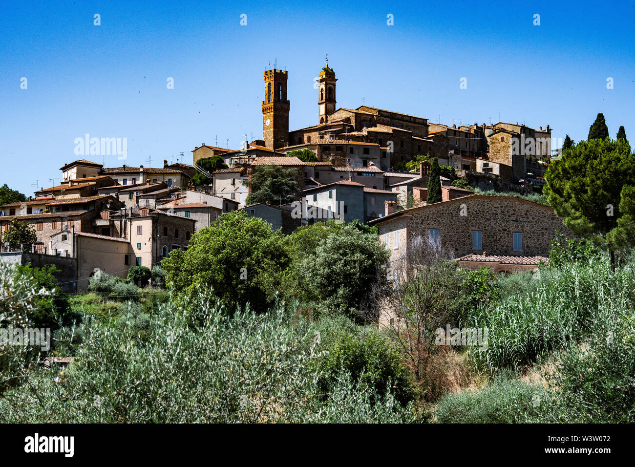 Italian medieval hill town hi-res stock photography and images - Alamy