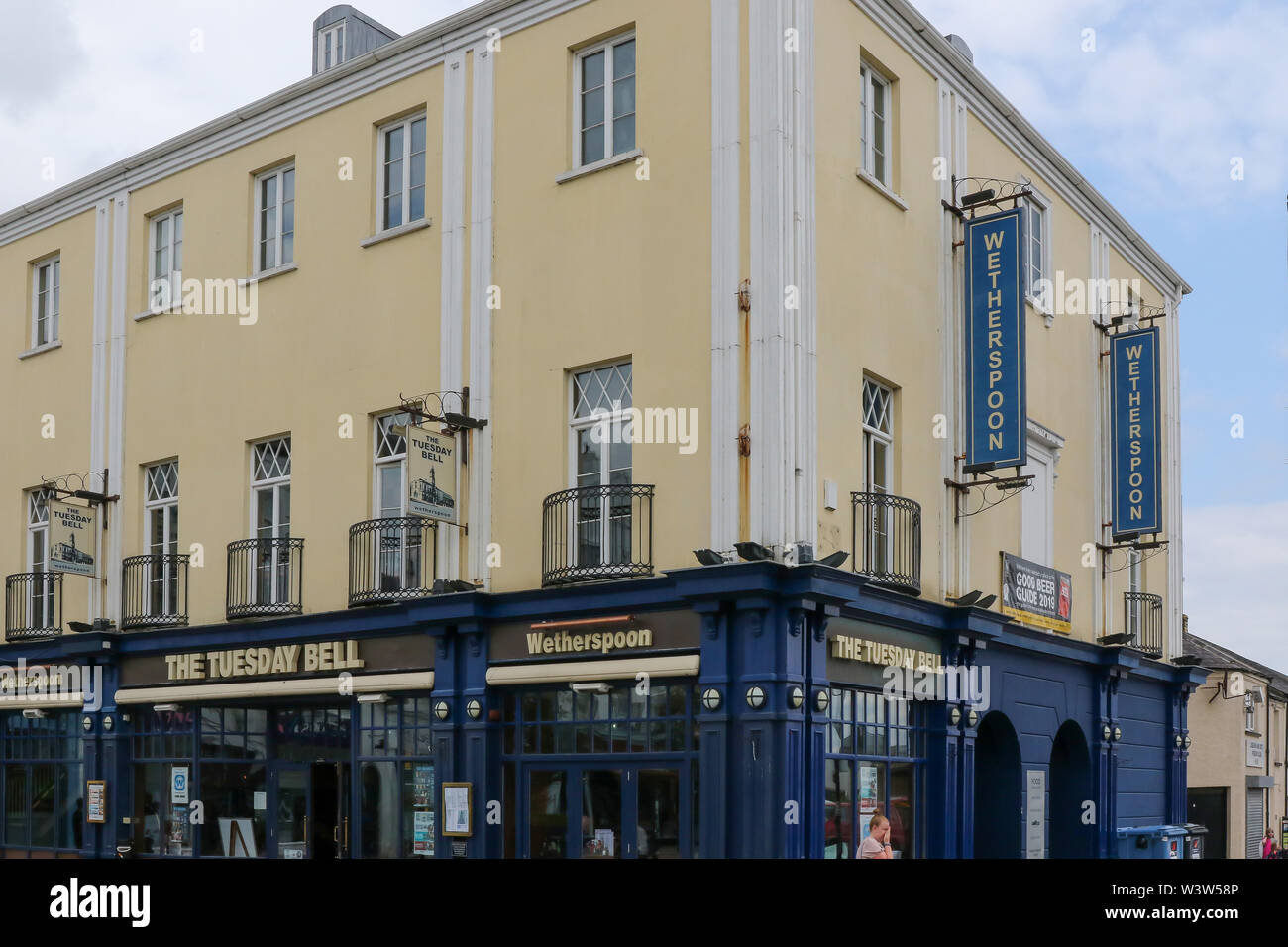 Wetherspoon front building hi-res stock photography and images - Alamy