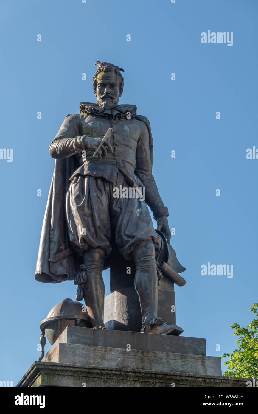 Statue simon stevin bruges hi-res stock photography and images - Alamy