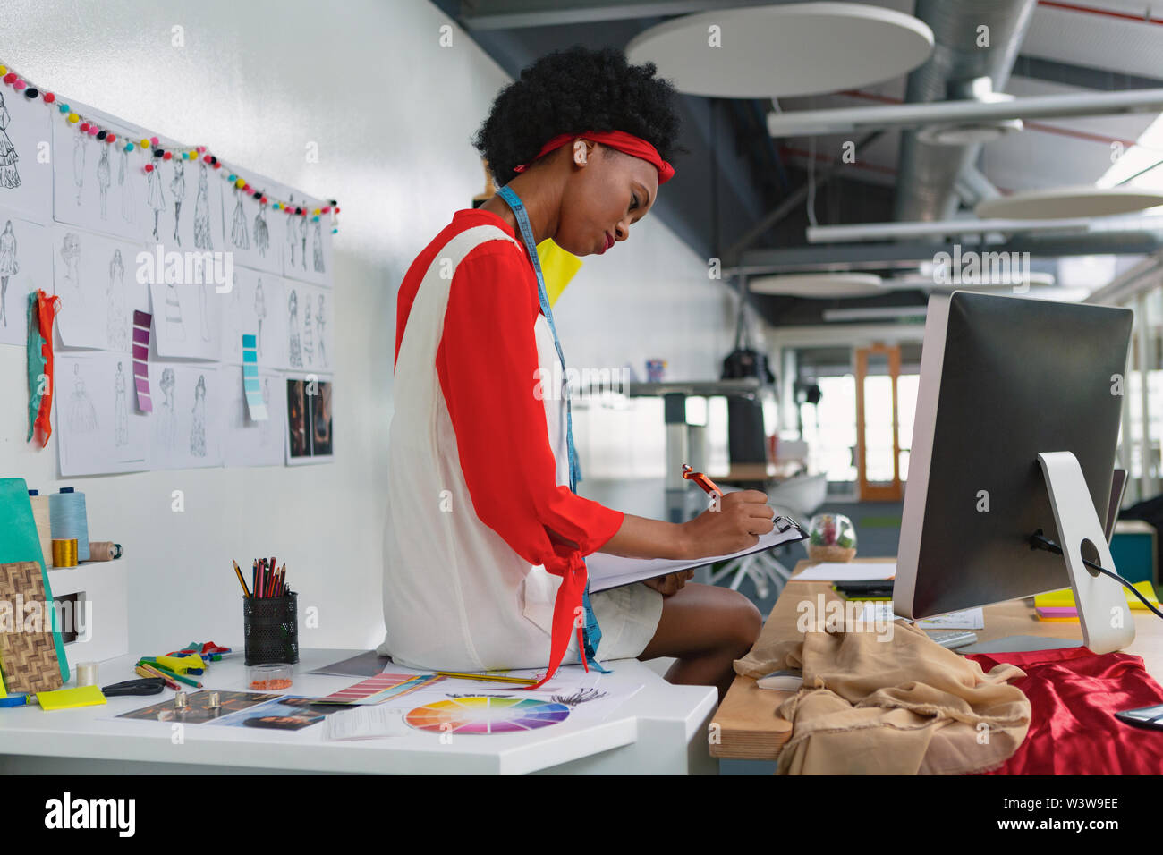 Female fashion designer writing hi-res stock photography and images - Alamy