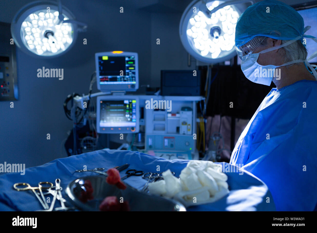 Male surgeon performing operation in operation room Stock Photo - Alamy