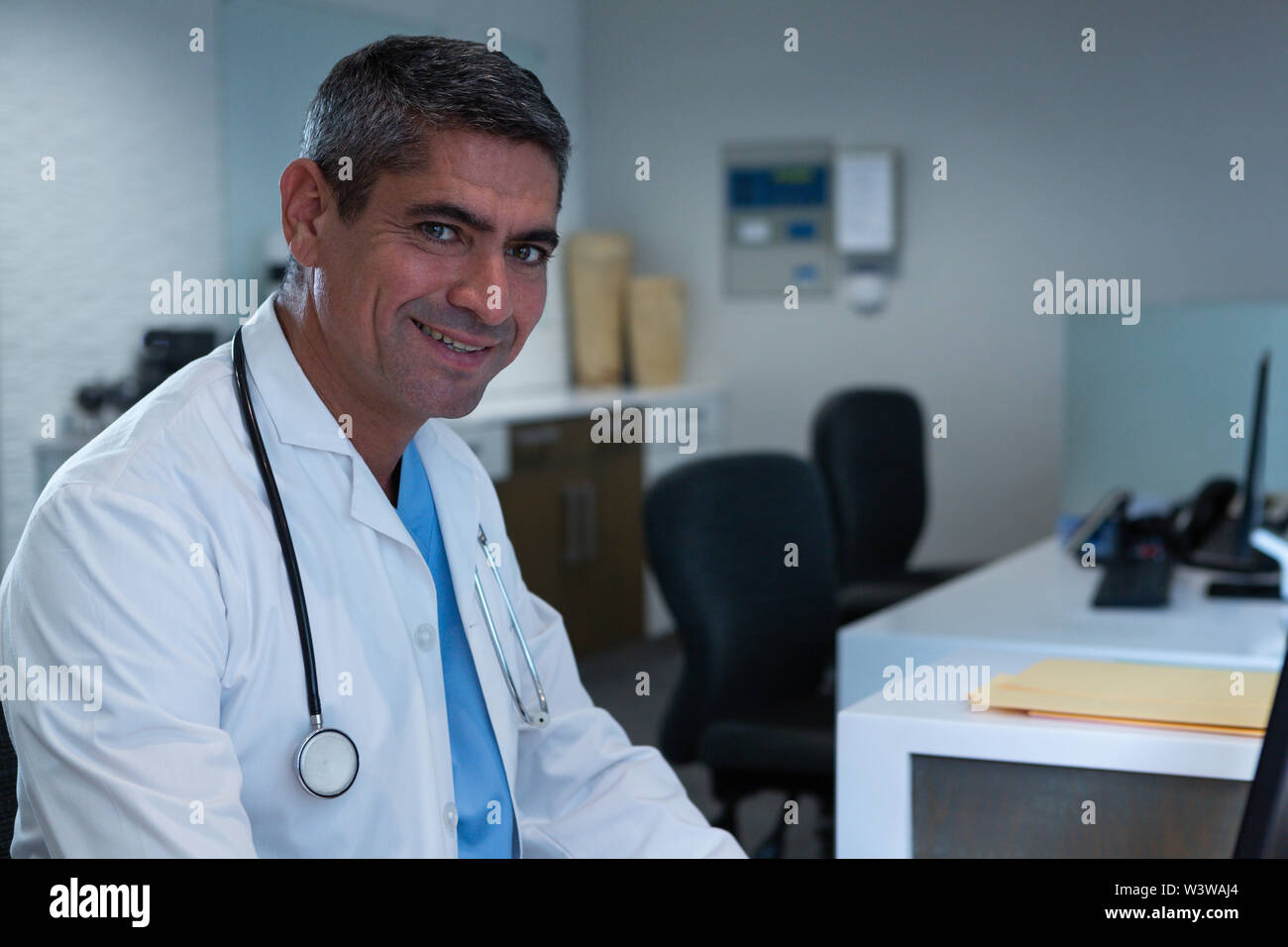 Mature male in lab hi-res stock photography and images - Alamy