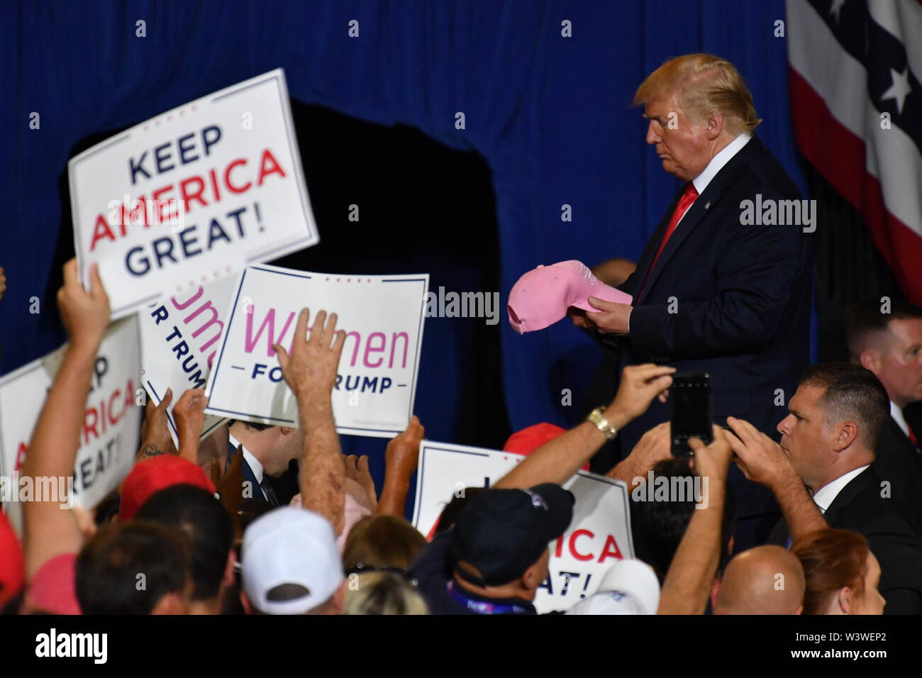 Trump maga hat rally hi-res stock photography and images - Alamy