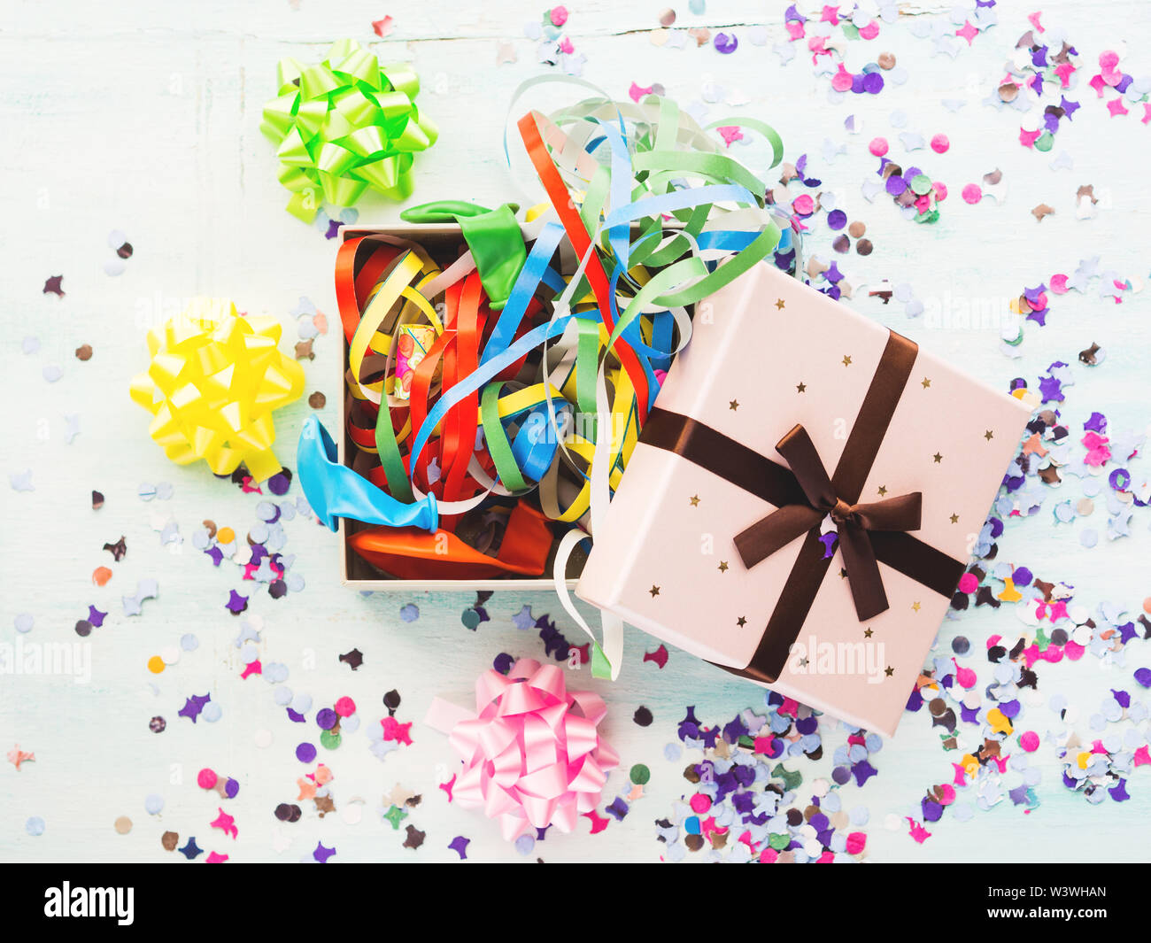 Open gift box with streamers, confetti. Party concept Stock Photo - Alamy