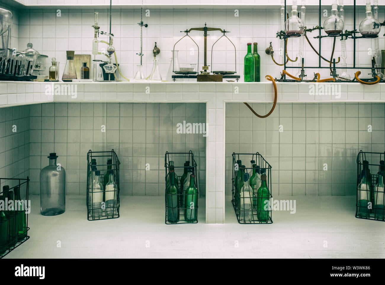 Old chemical laboratory hi-res stock photography and images - Alamy