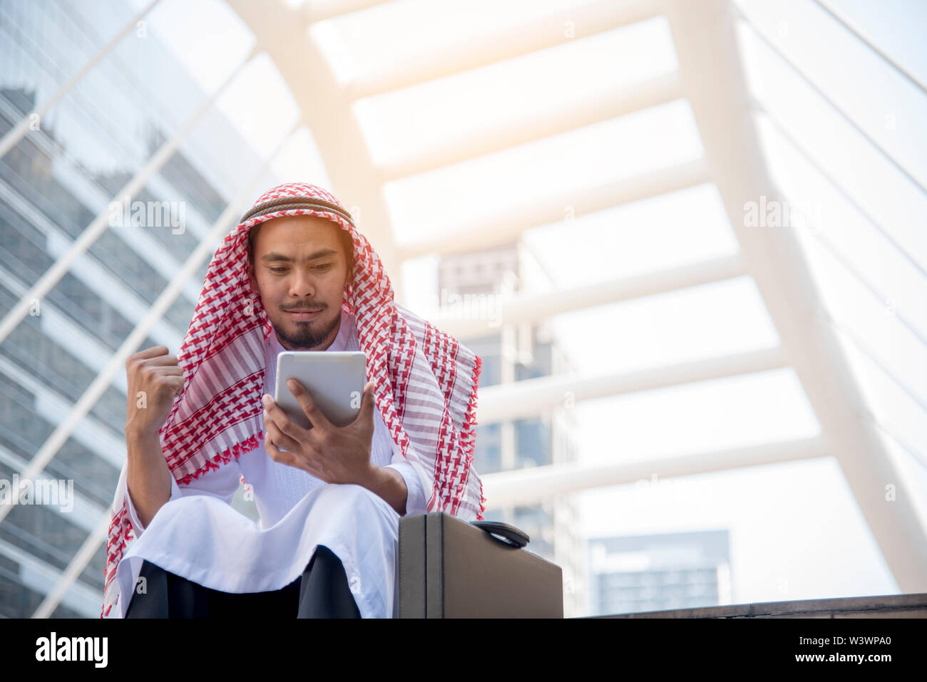 Saudi arabian man hi-res stock photography and images - Alamy
