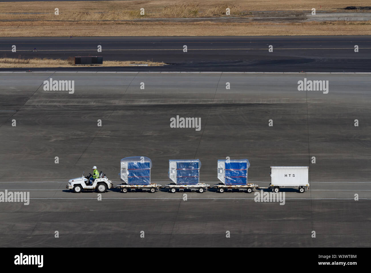 Commercial aircraft cargo containeres hi-res stock photography and ...