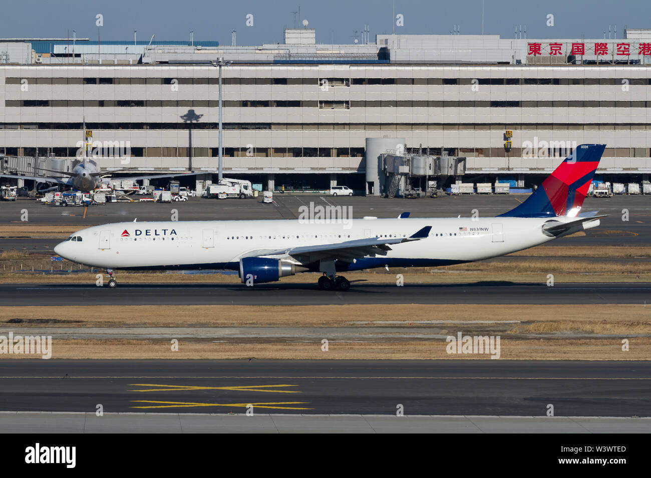 A Delta Airlines Airbus A330-302 landing at Haneda International ...