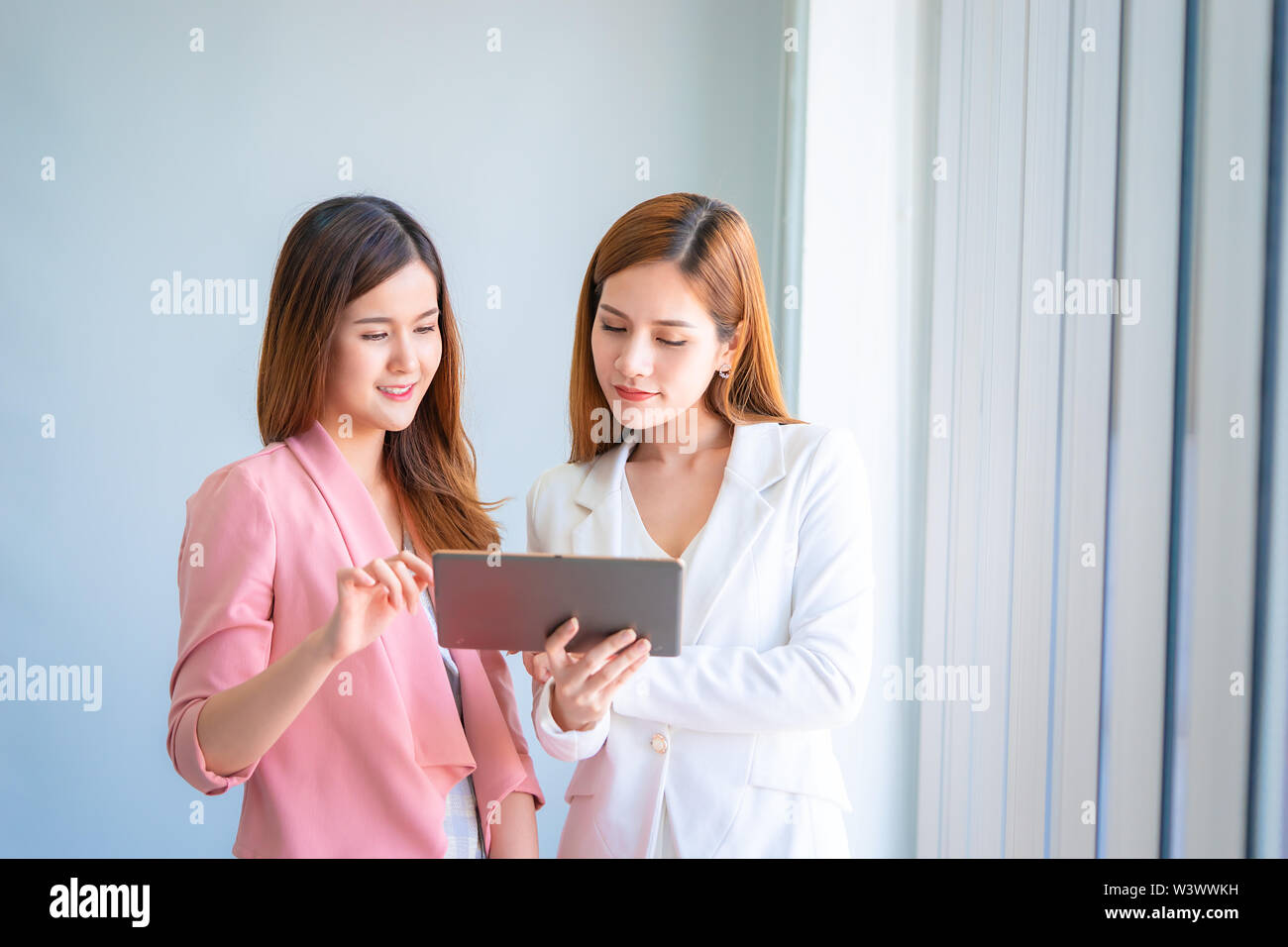 Three discussing report tablet hi-res stock photography and images - Alamy