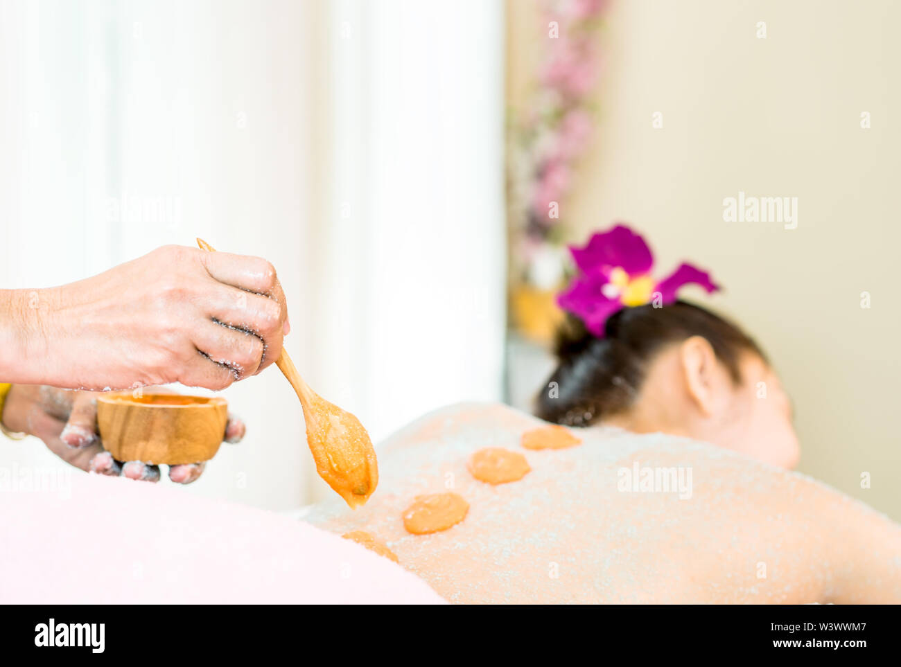 Scrub back spa woman hi-res stock photography and images - Alamy