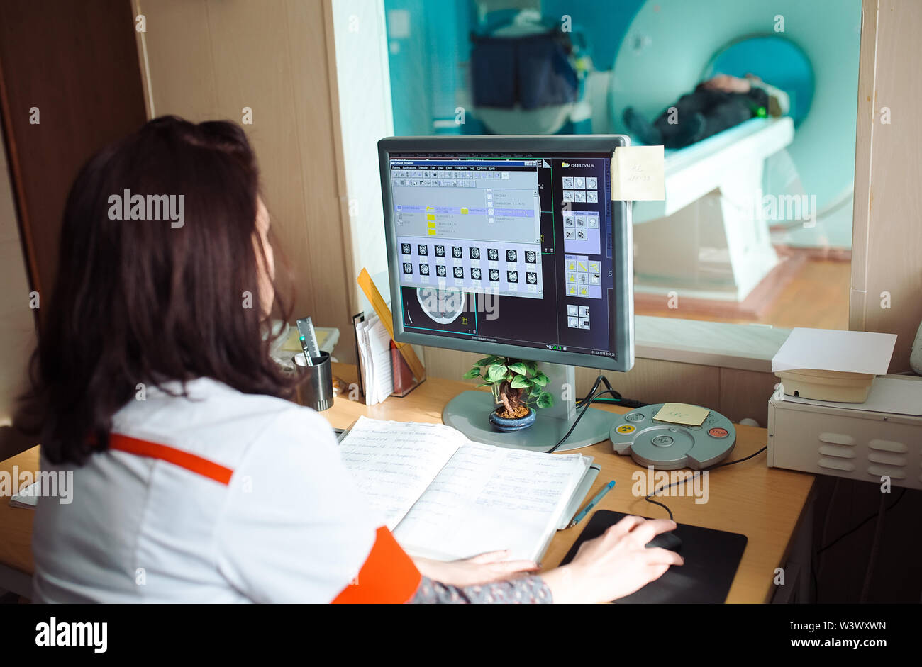 MRI machine and screens with doctor and nurse Stock Photo - Alamy