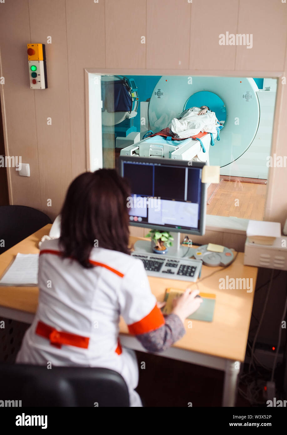 MRI machine and screens with doctor and nurse Stock Photo - Alamy