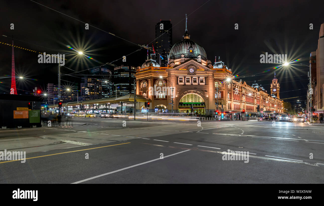 Beautiful night view of Flinders Street and Railway Station, Melbourne ...