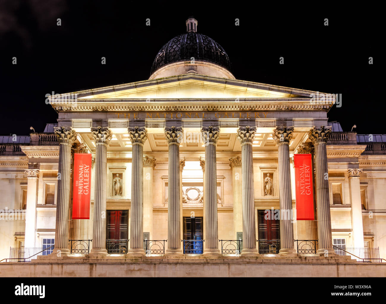 LONDON, UK - CIRCA DECEMBER 2012: The National Gallery in Trafalgar ...