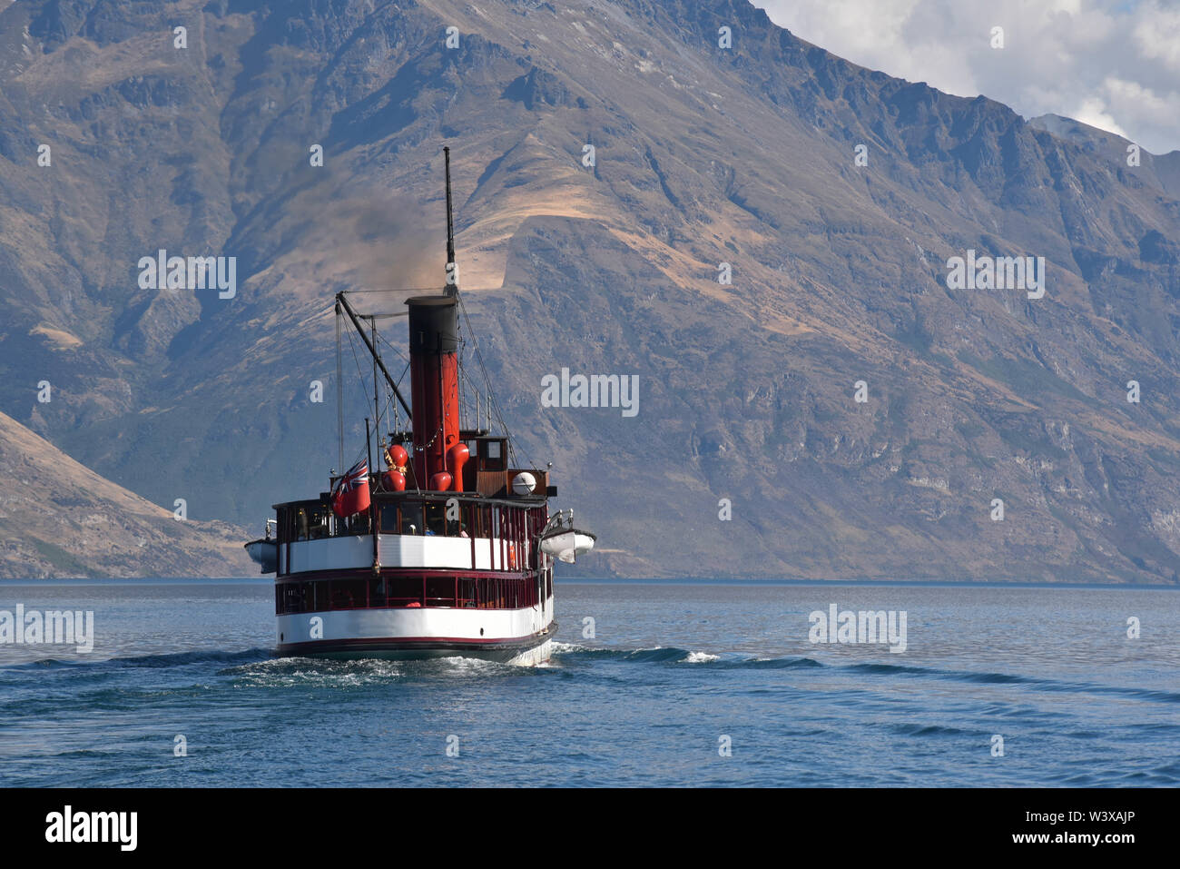 steam boat cruising on lake in queenstown NZ Stock Photo - Alamy