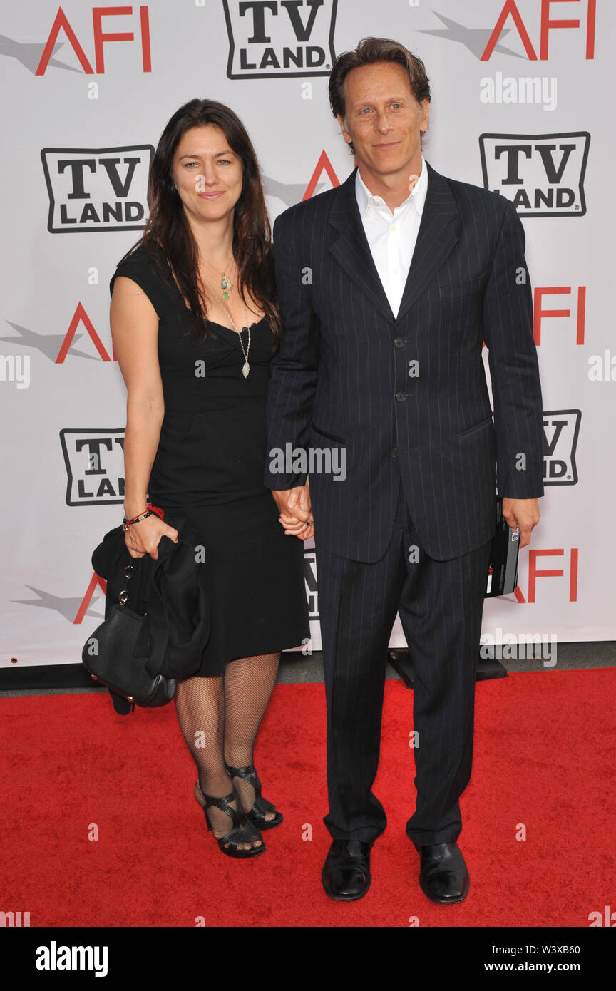 Steven weber and juliette hohnen hi-res stock photography and images ...