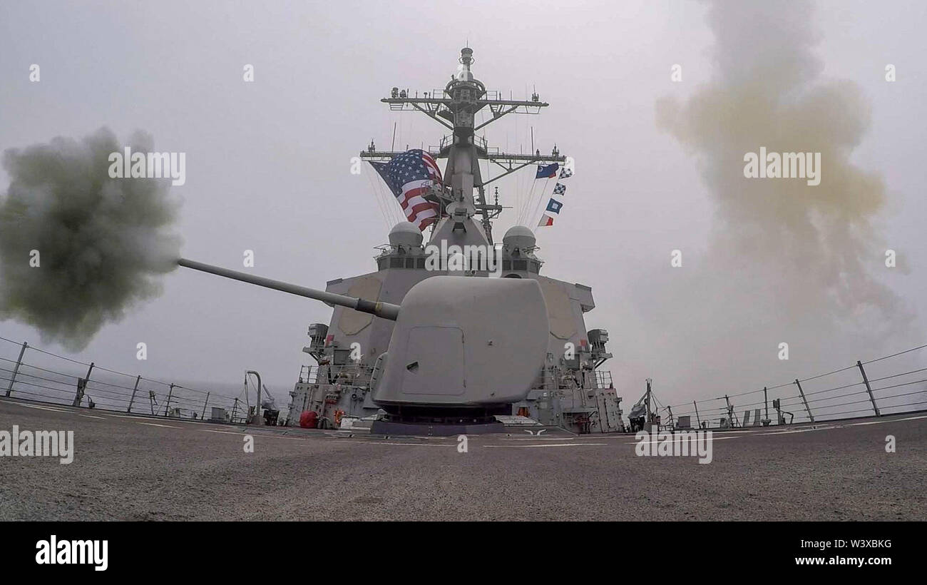 Uss paul hamilton ddg 60 hi-res stock photography and images - Alamy