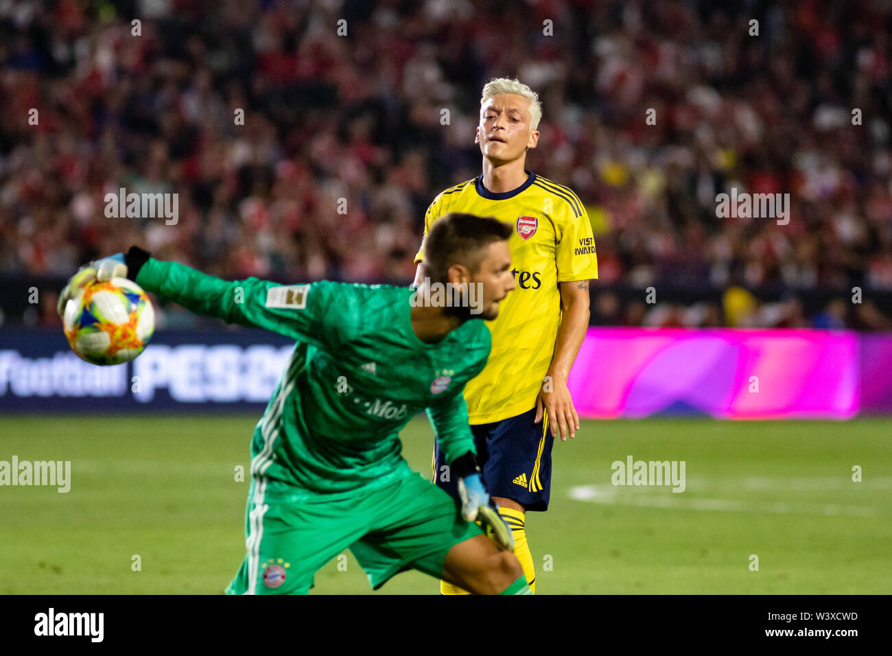 Los Angeles, USA. 17th July, 2019. Mesut Ozil (10) never shies to show ...