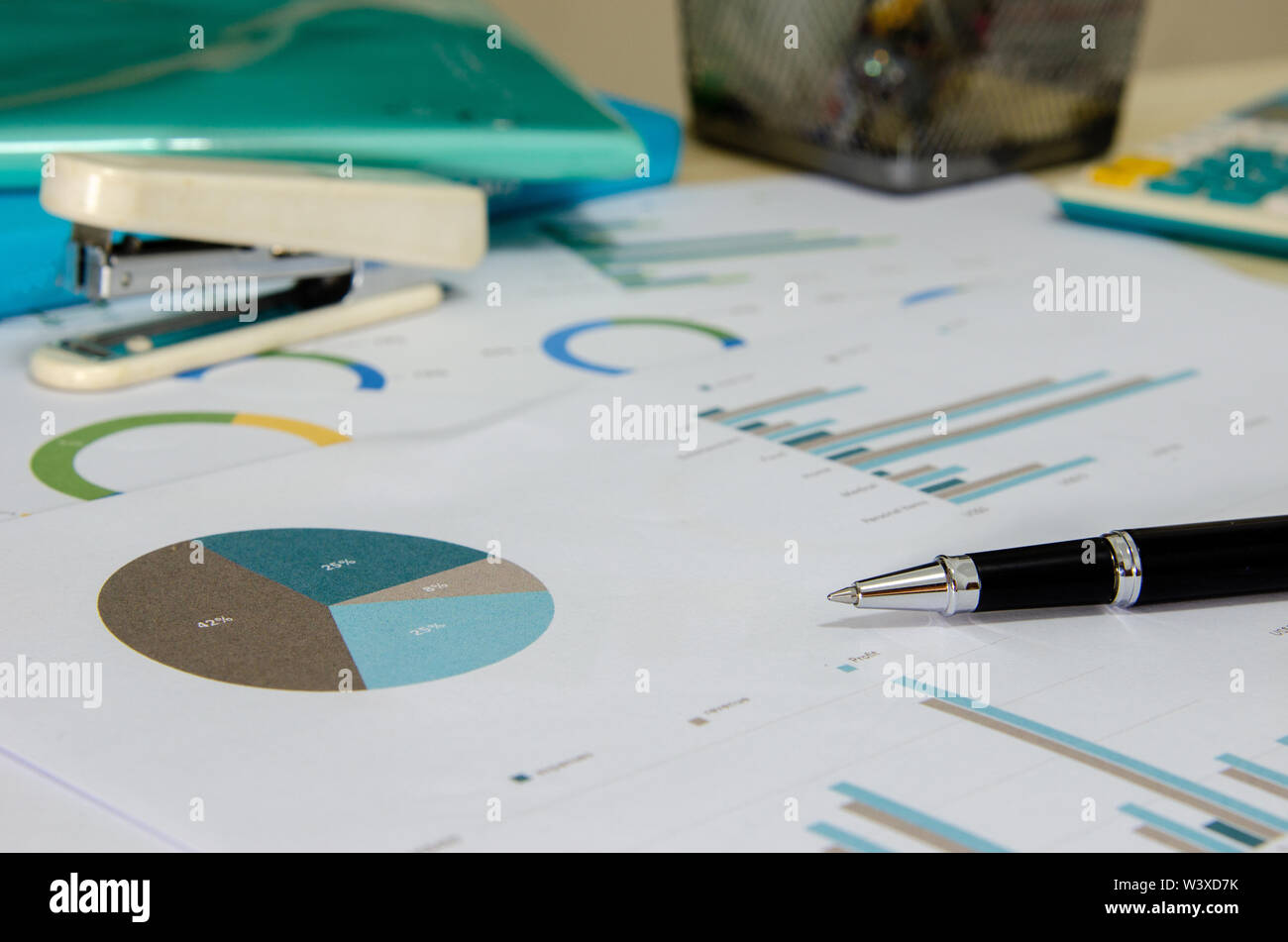 Business document Financial chart and graph Stock Photo - Alamy