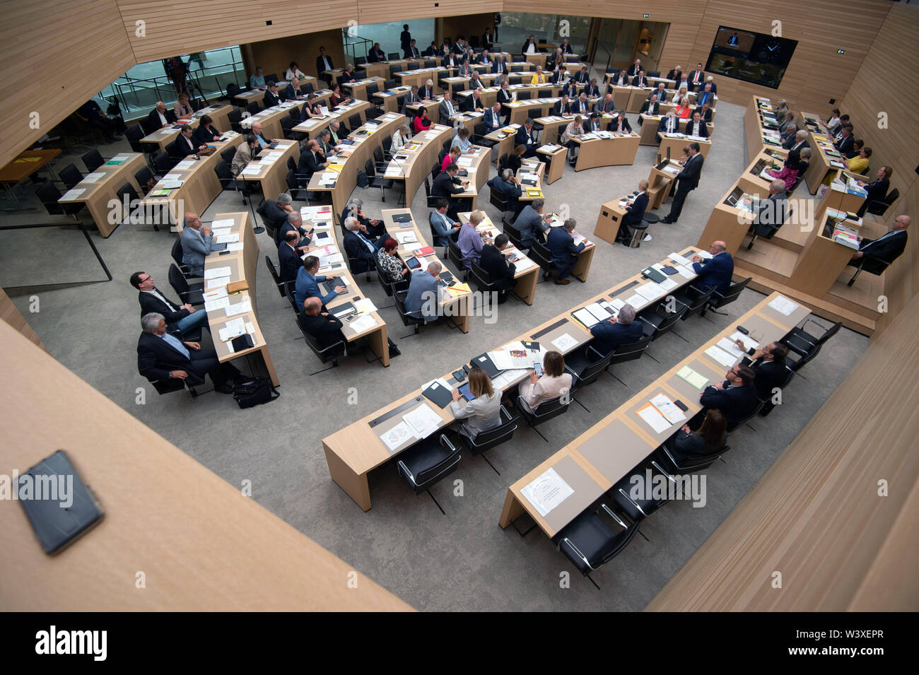 Parallel parliament hi-res stock photography and images - Alamy